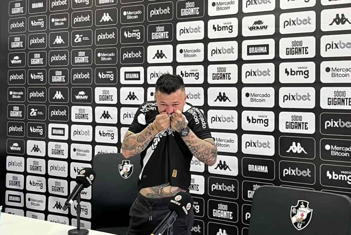 Rossi é oficialmente introduzido e se disponibiliza para o Vasco ...