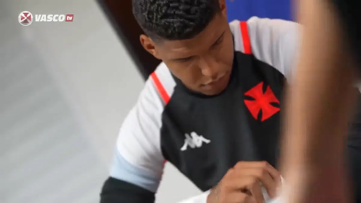 Goleiro Halls, com 24 anos, énegoziado com o Vila Nova - MeuVasco