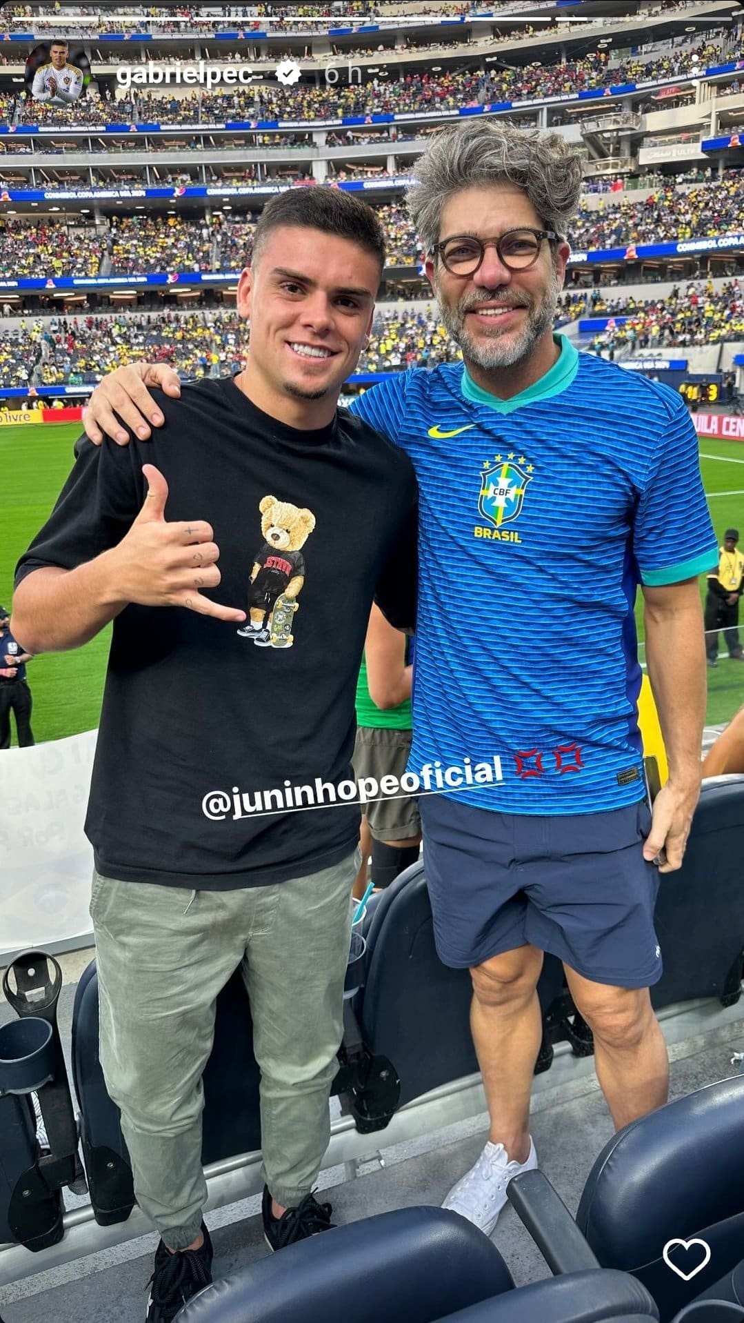 Gabriel Pec posa ao lado de Juninho Pernambucano e assistem juntos à ...