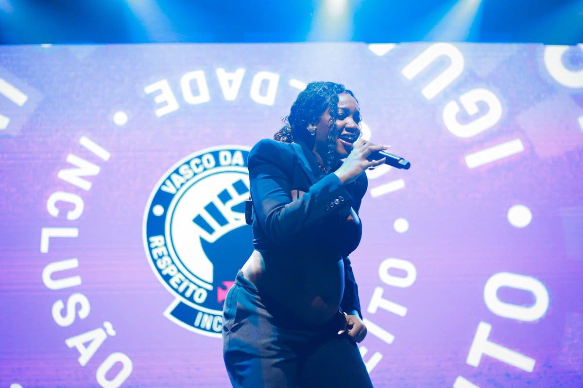Vasco compartilha imagens da performance de Iza no show de comemoração ...