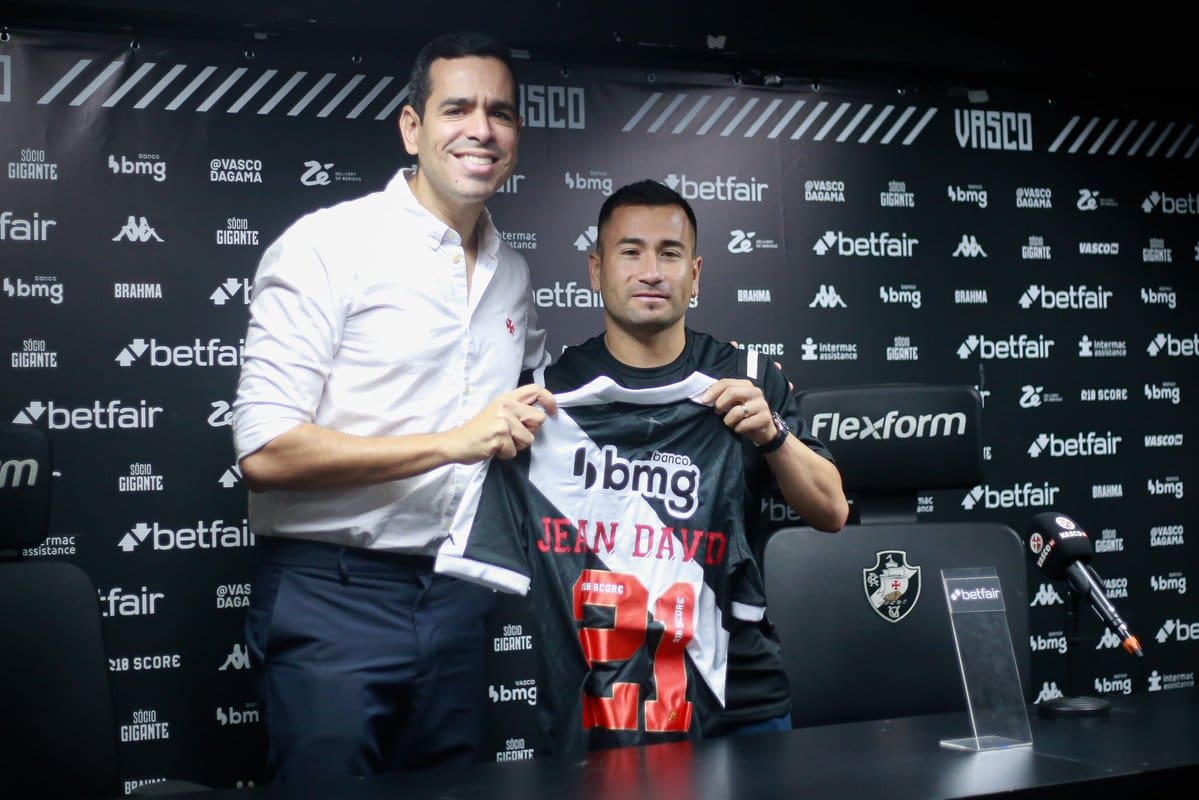Jean David assume a camisa 21 e posa para fotos no Vasco da Gama - MeuVasco