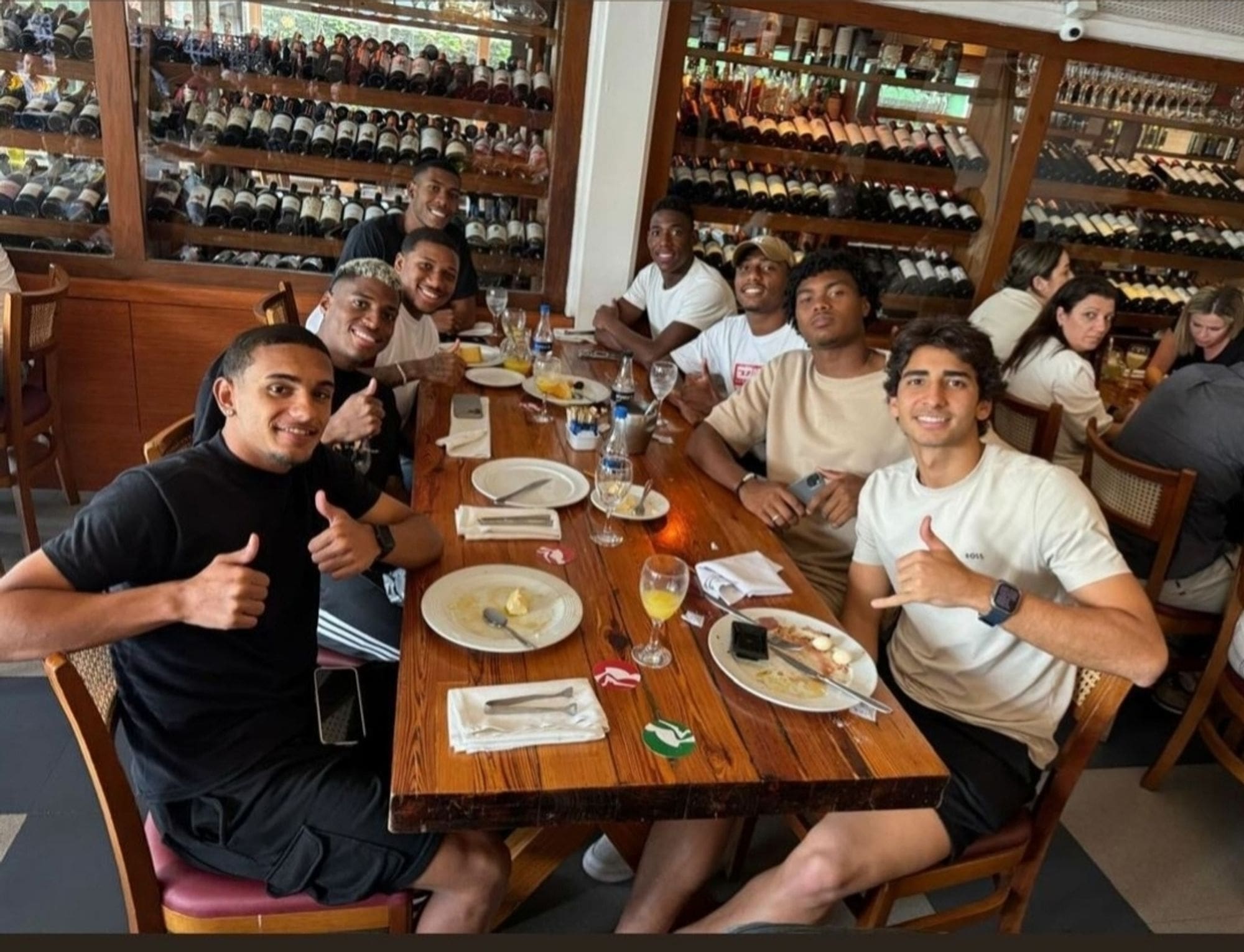 Léo e Emerson Rodriguez almoçaram com os jovens da Colina nesta quarta ...