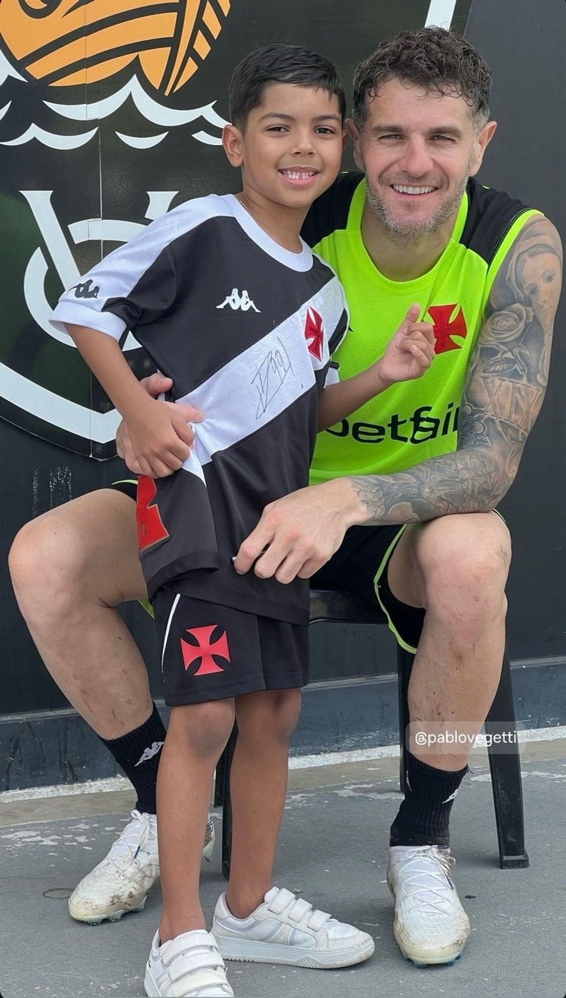 Filho do ex-atacante Thalles, Pedro visitou o CT Moacyr Barbosa nesta sexta-feira. - MeuVasco