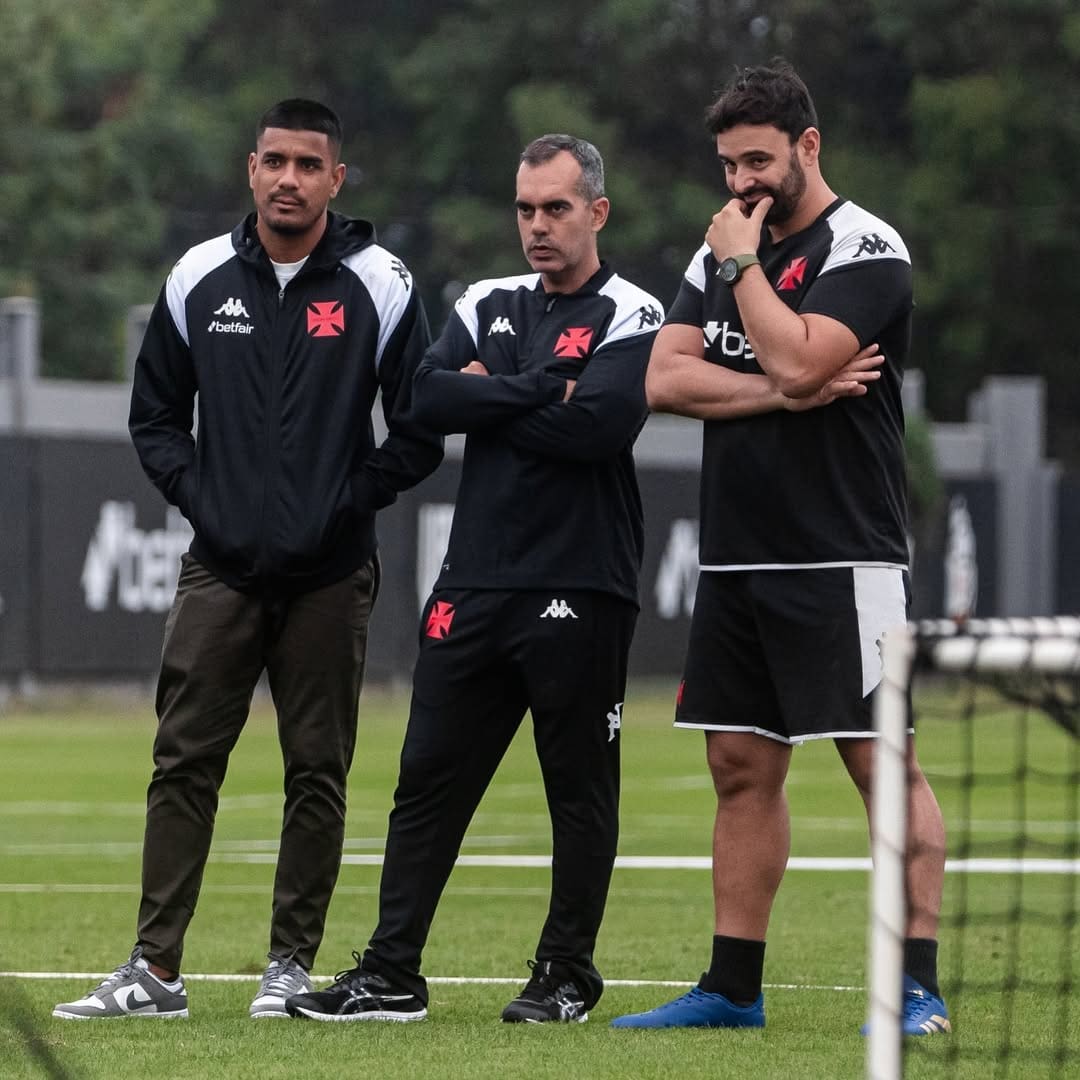 Léo Matos expressa gratidão pelo ano de 2024 e contempla as perspectivas para 2025. - MeuVasco