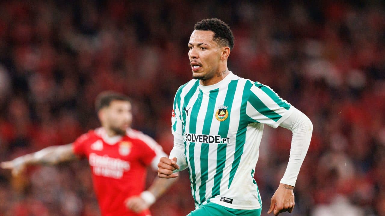 Clubes ingleses mostram interesse em Clayton, ex-jogador do Vasco ...