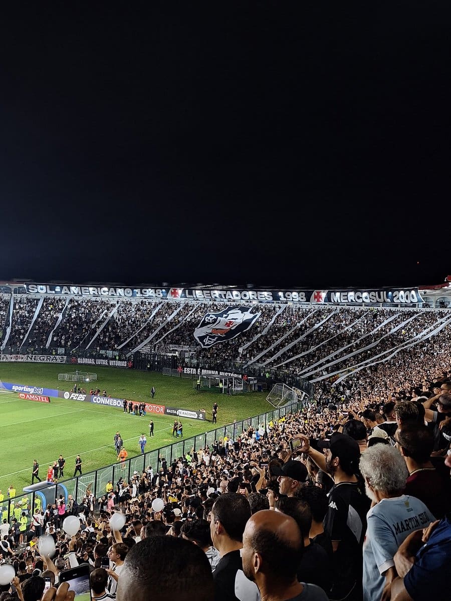 Confira imagens dos fãs no São Januário antes de Vasco x Lanús. - MeuVasco