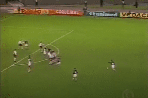 À 26 anos, Juninho Pernambucano assinalava o 'Gol Monumental' - MeuVasco